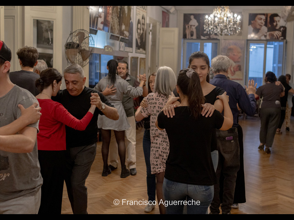Práctica de baile de La Academia Nacional de Tango - Hoy Milonga